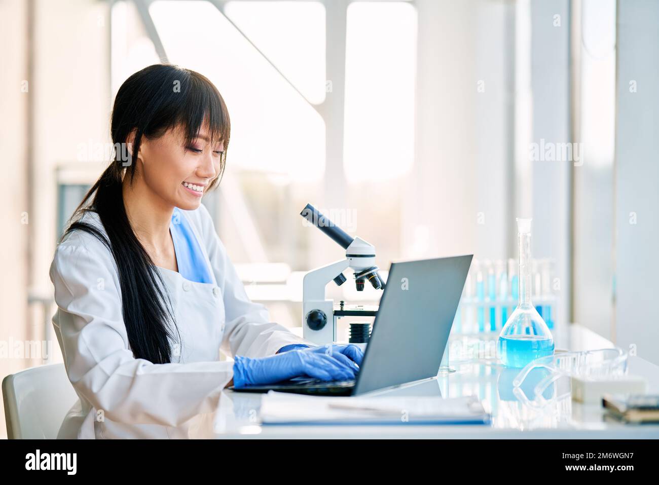 Female computer scientist hi-res stock photography and images - Alamy