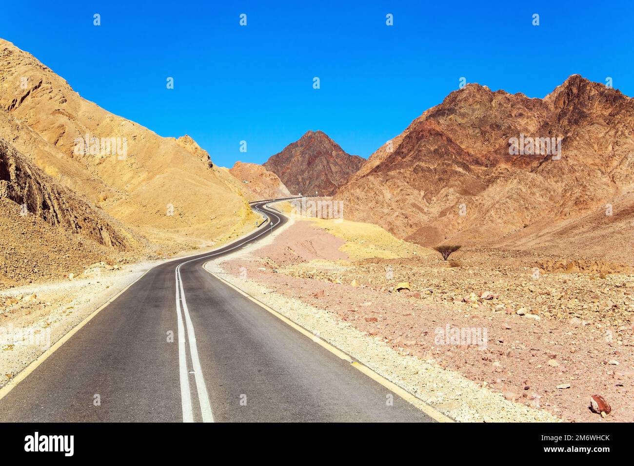 Empty desert road mountains hi-res stock photography and images - Alamy