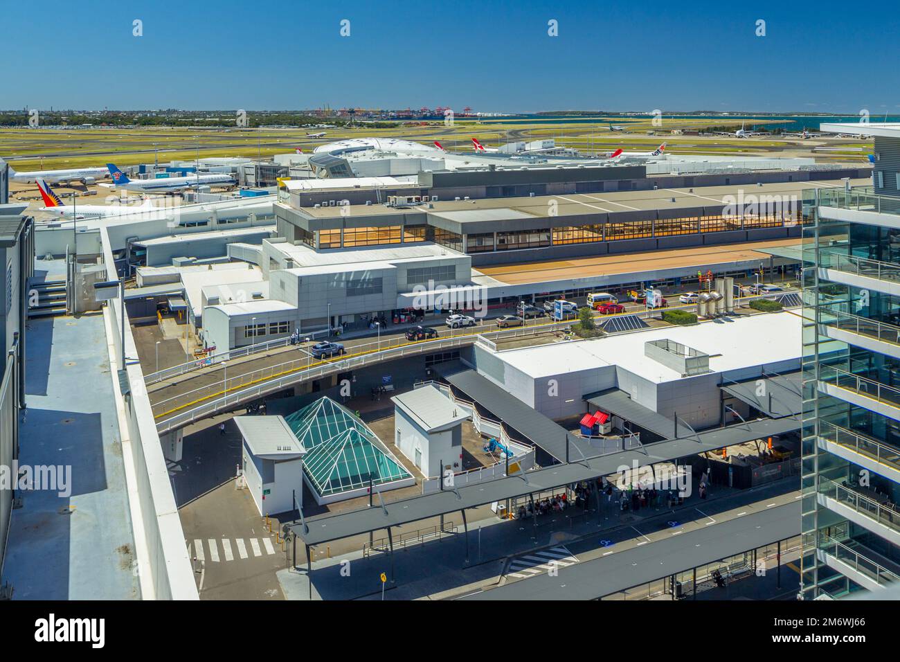 Sydney airport terminal departures hi-res stock photography and images ...
