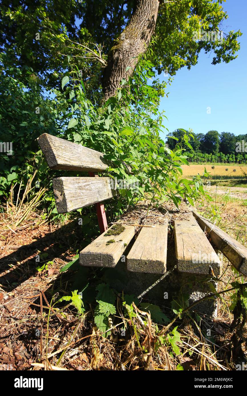 Vergammelte bank hi-res stock photography and images - Alamy