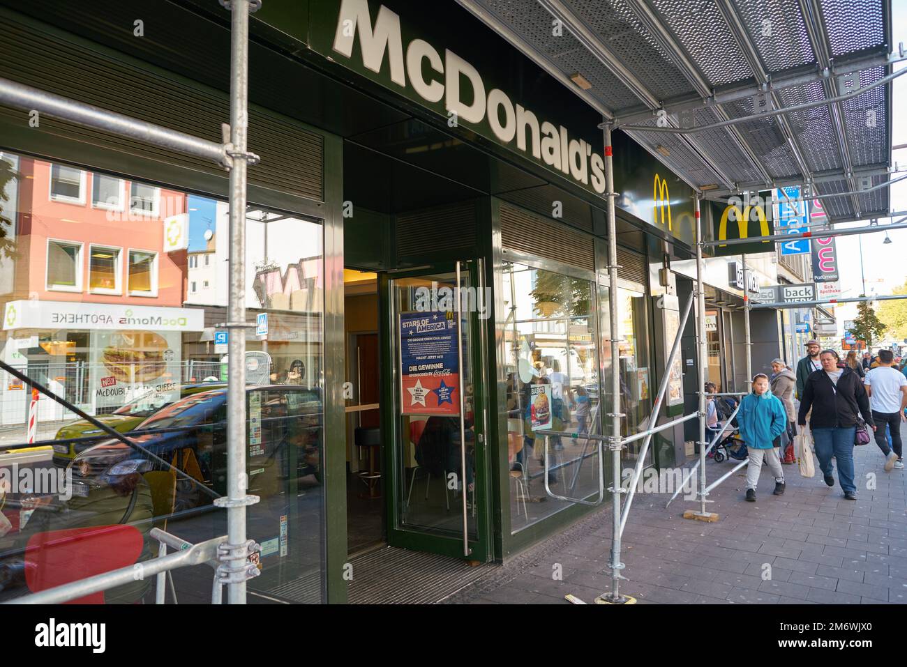 Glass door fast food entrance hi-res stock photography and images - Alamy