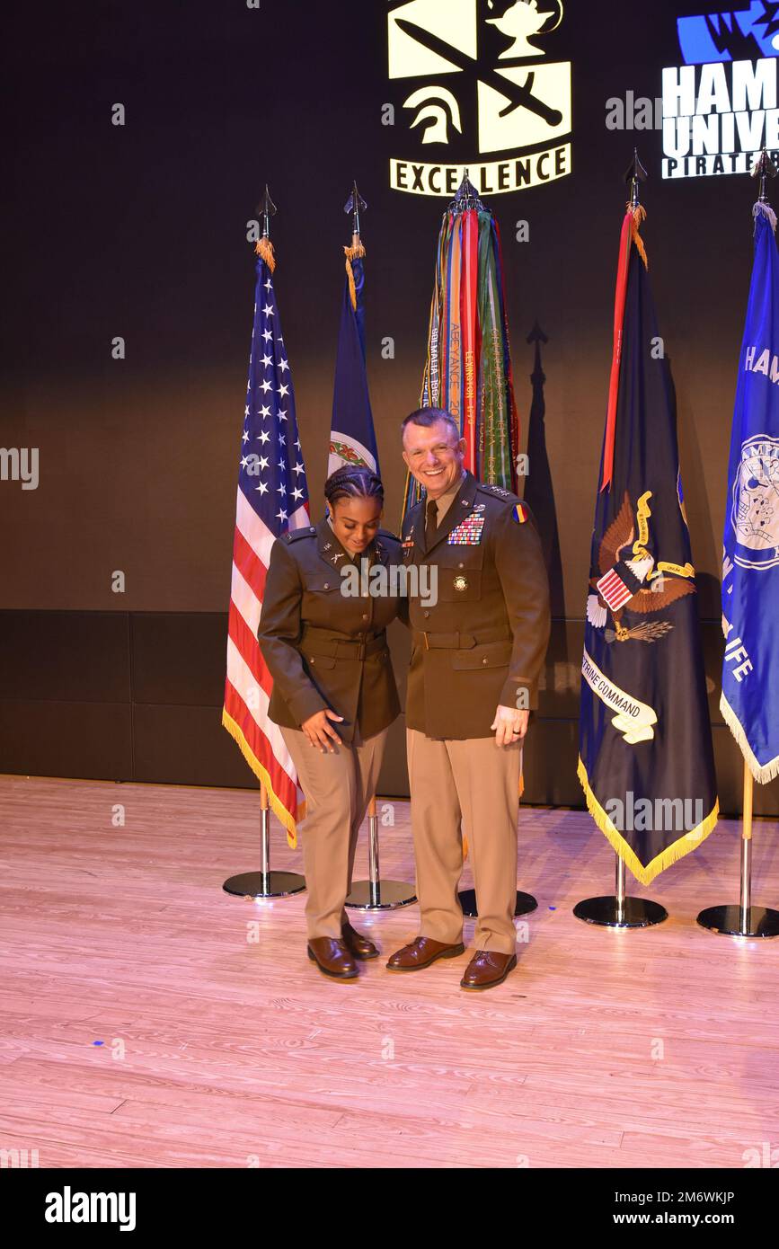 4-star General and 2nd Lieutenant Stock Photo - Alamy
