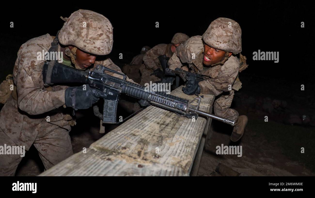 Recruits with Alpha Company, 1st Recruit Training Battalion, complete ...