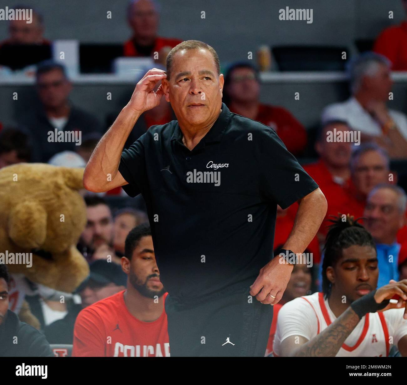Houston, TX, USA. 5th Jan, 2023. Houston head coach Kelvin Sampson ...