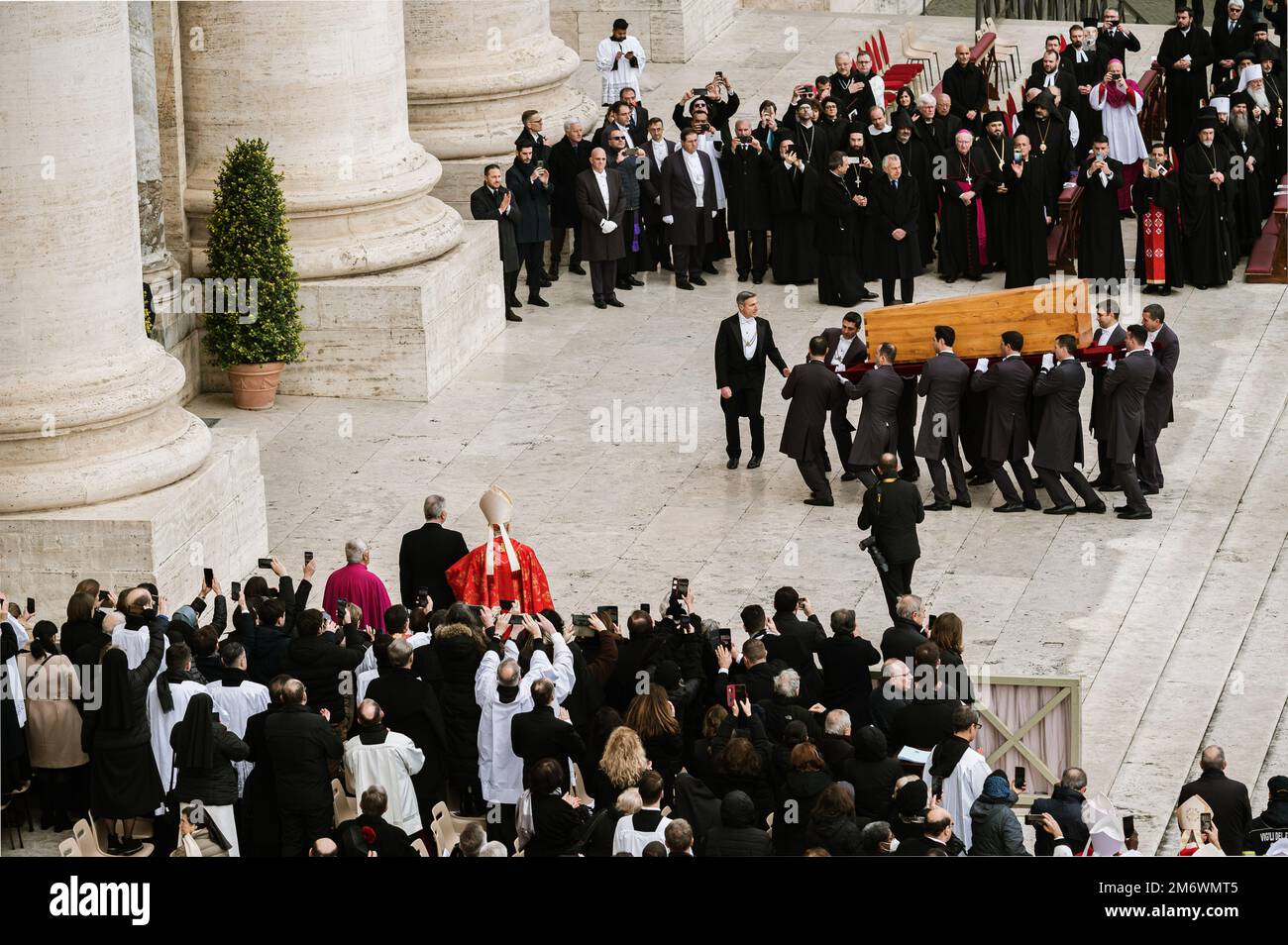 Roma, Italy. 05th Jan, 2023. Servicemen seen carrying the coffin of ...