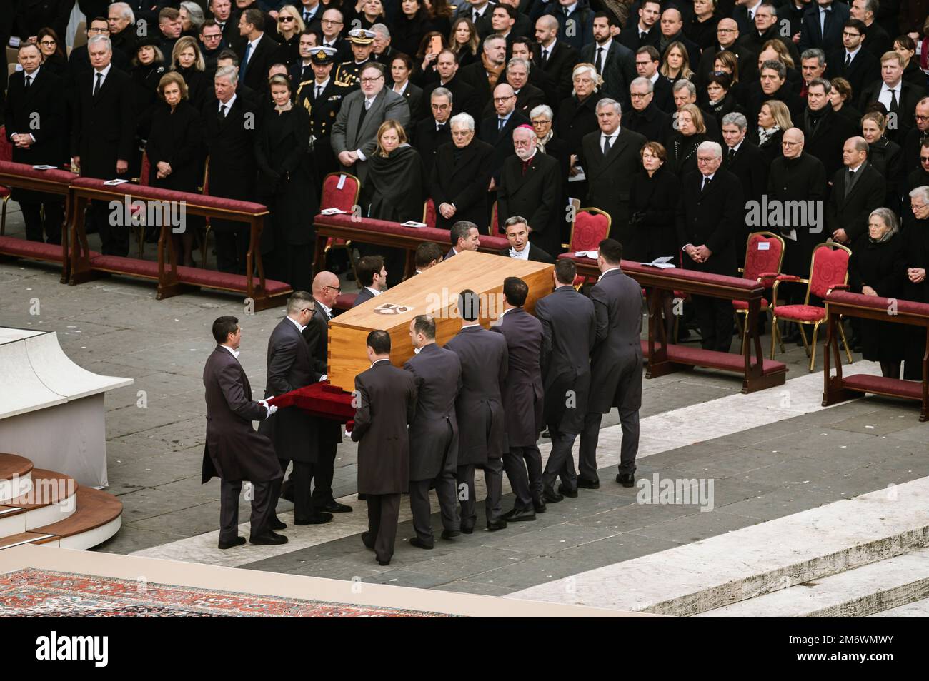 Roma, Italy. 05th Jan, 2023. Servicemen seen carrying the coffin in ...