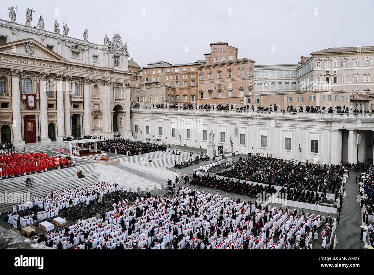 Roma, Italy. 05th Jan, 2023. People seen gathered on the terrace of St ...