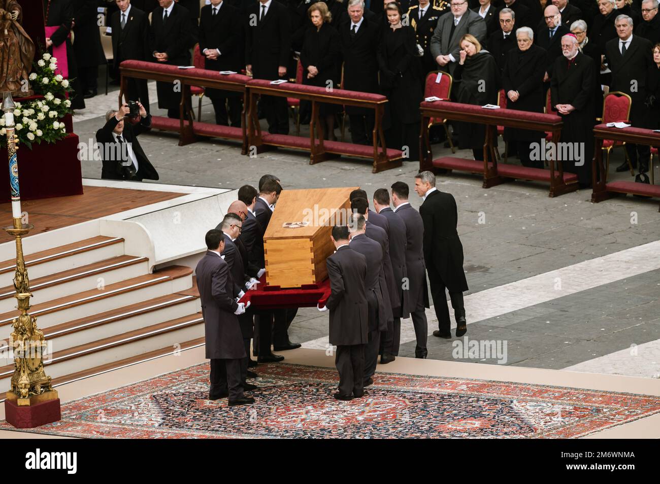 Roma, Italy. 05th Jan, 2023. Servicemen seen carrying the coffin in ...