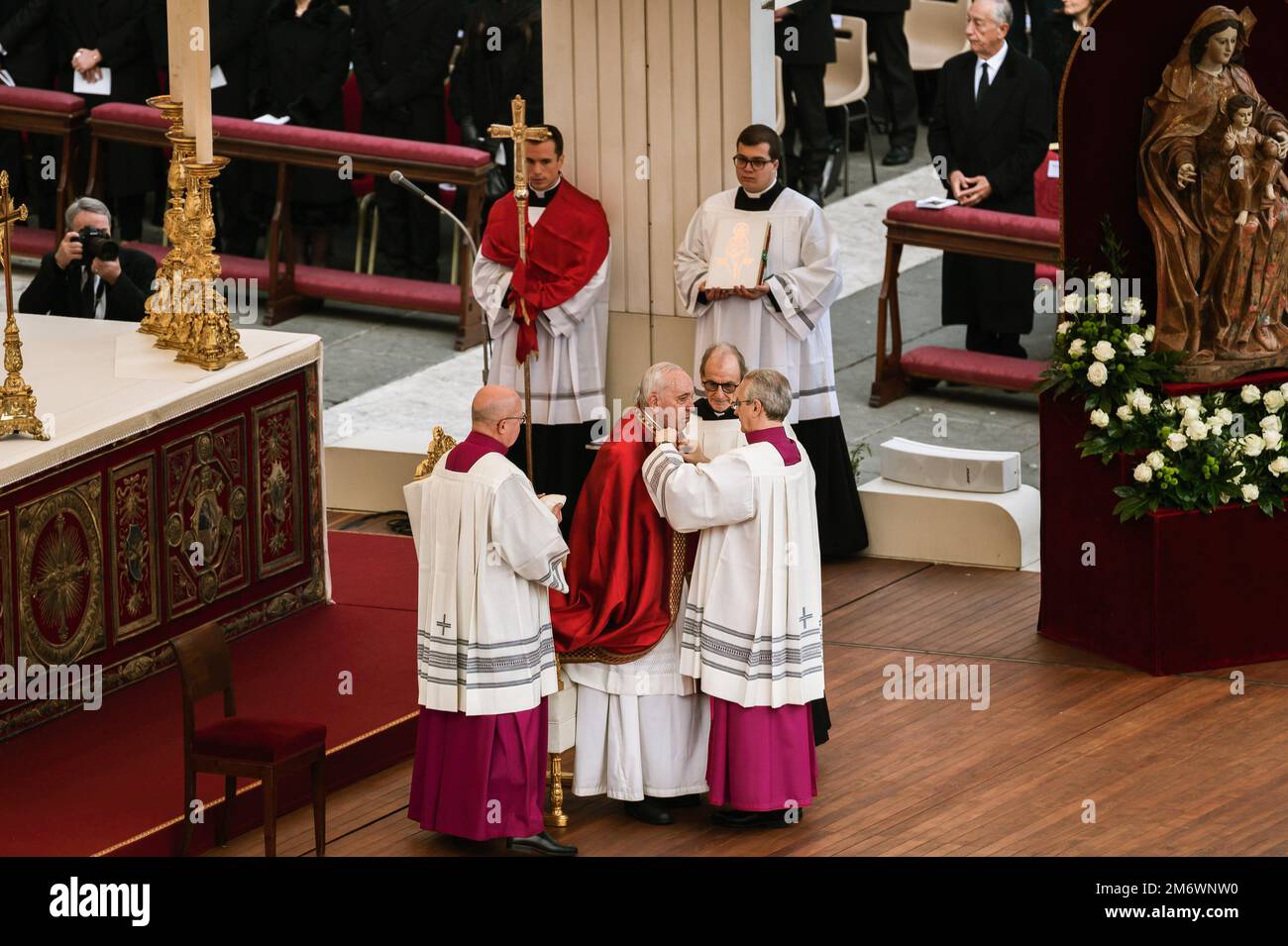 Roma, Italy. 05th Jan, 2023. Cardinals seen helping Pope Francis (C-L ...