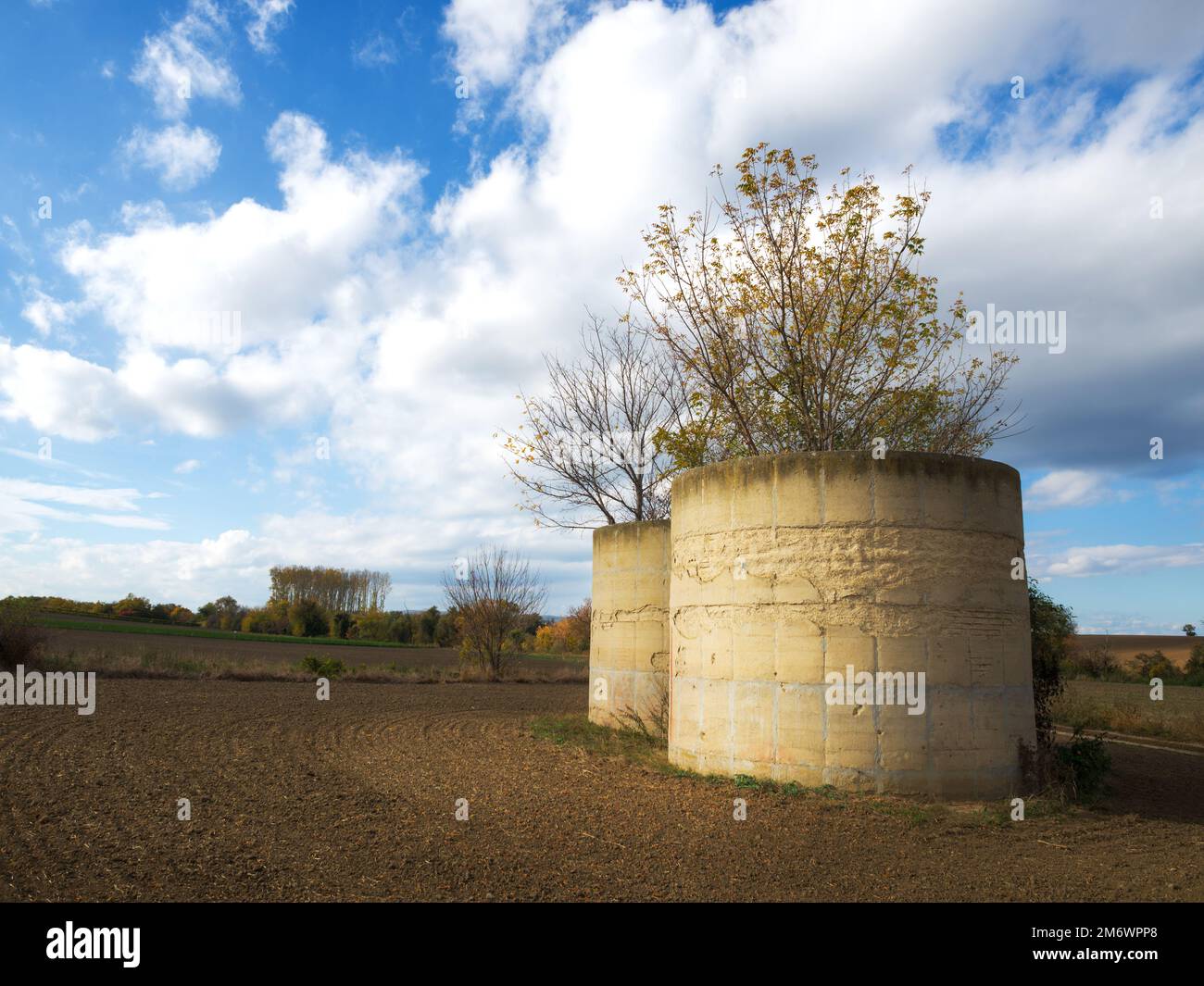 Red grain bin in hi-res stock photography and images - Alamy
