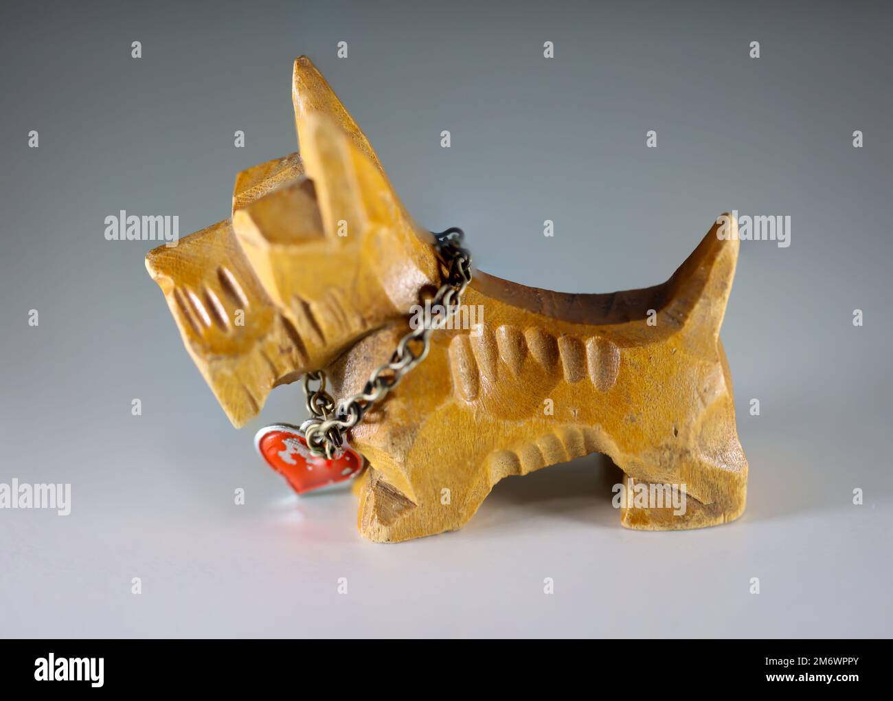 A carved figure of a dog with a chain around its neck Stock Photo - Alamy