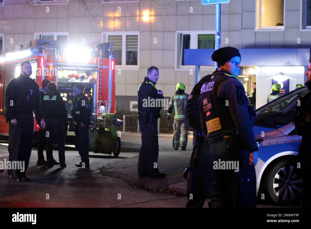 Berlin, Germany. 06th Jan, 2023. Police and firefighters work at a ...
