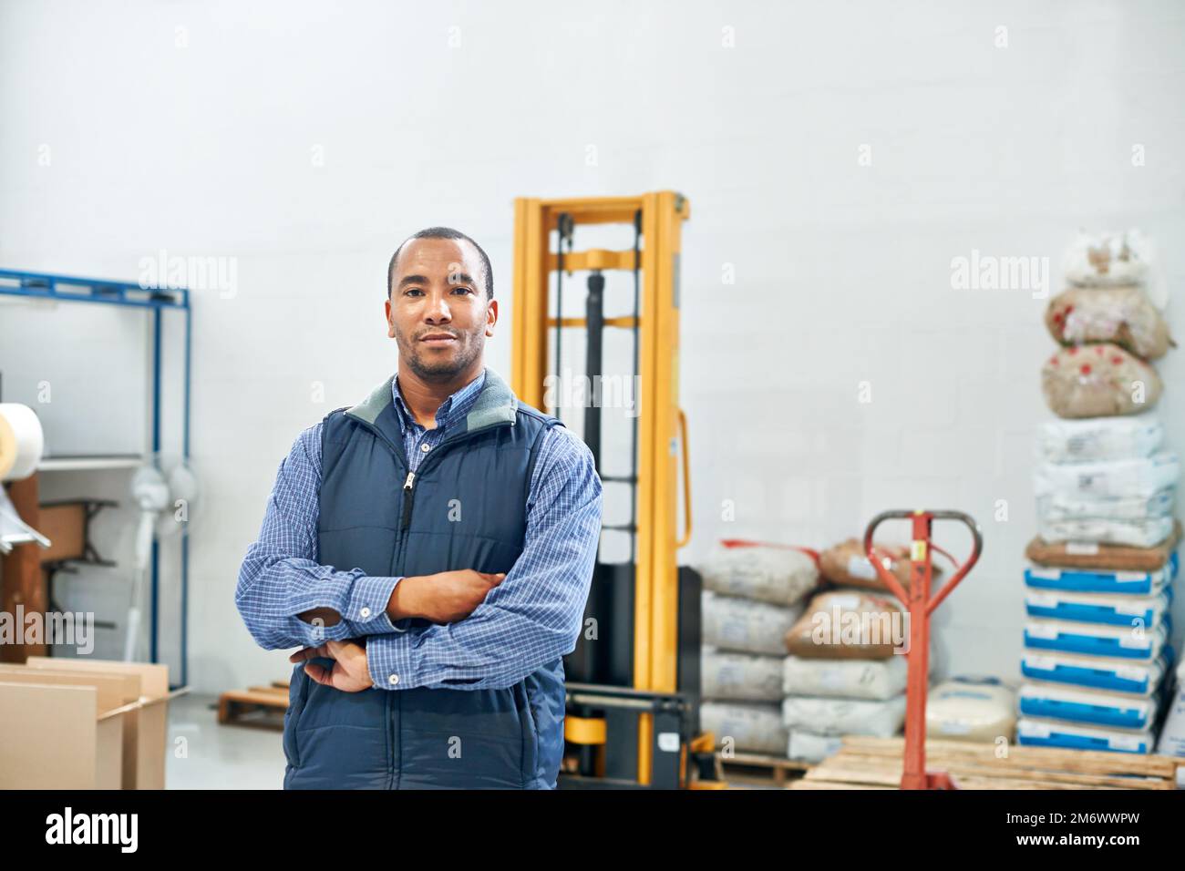 Electronic factory worker hi-res stock photography and images - Alamy