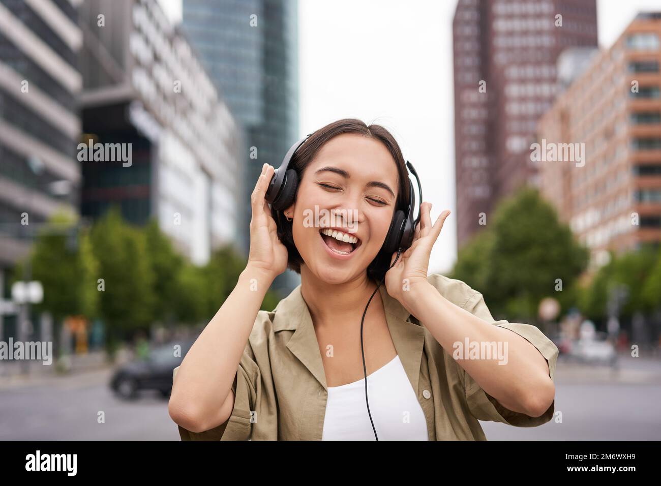 Asian girl dancing hi-res stock photography and images - Alamy