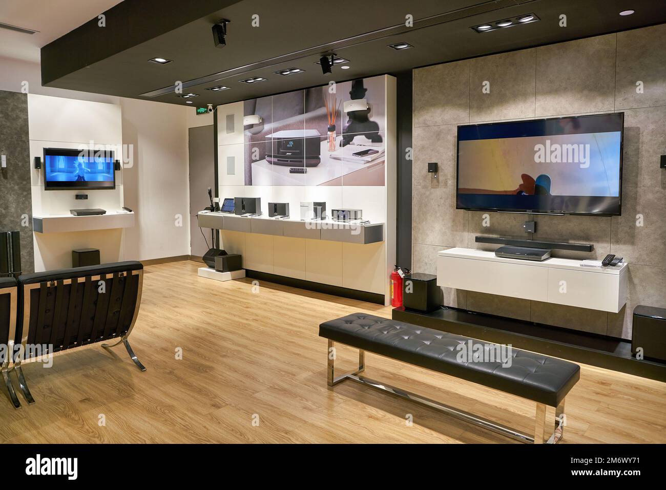 Bose store hi-res stock photography and images - Alamy