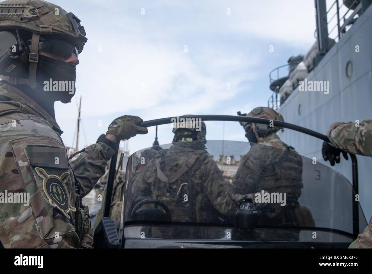 Romanian Naval Special Operations Forces (NAVSOF) members prepare to ...