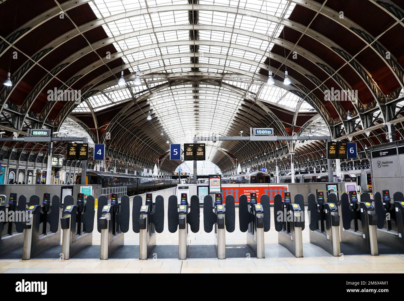 Ticket gates london hi-res stock photography and images - Alamy