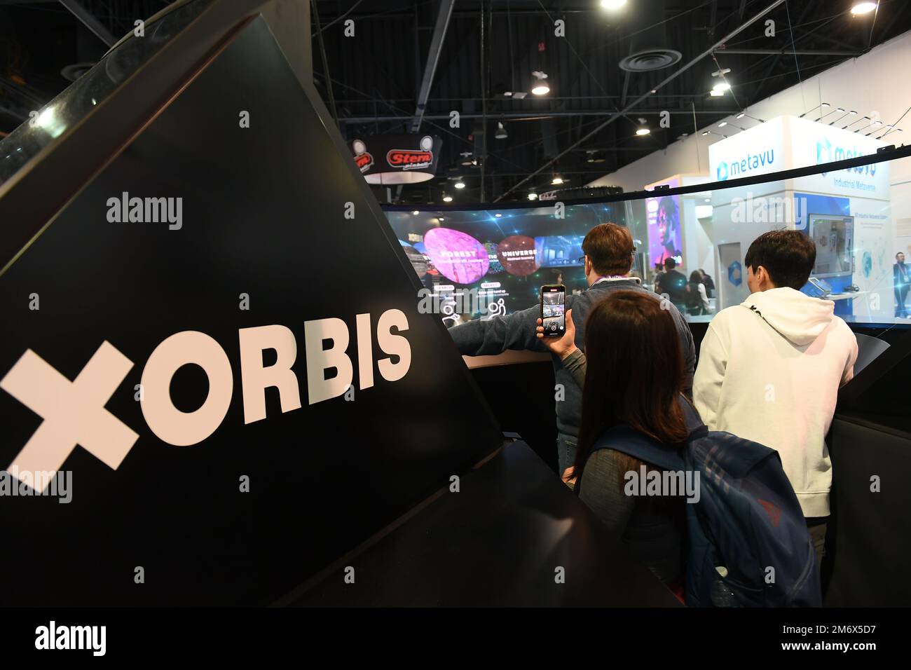 Las Vegas, USA. 05th Jan, 2023. Attendees use the Holo Panorama X, the ...