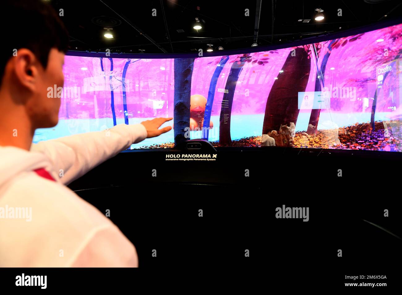 Las Vegas, USA. 05th Jan, 2023. Attendees use the Holo Panorama X, the ...