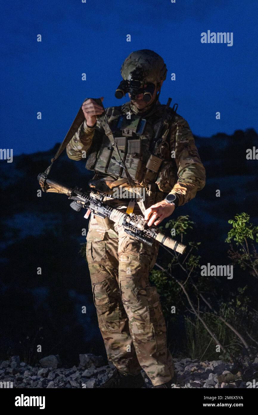 Members of U.S. Naval Special Warfare Task Unit Europe (NSWTU-E) gear ...