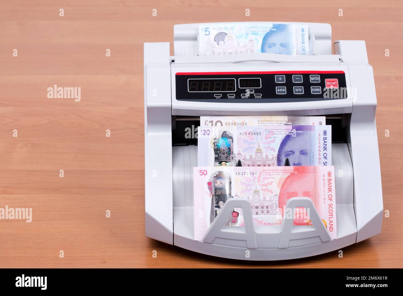 Scottish Pounds in a counting machine Stock Photo - Alamy