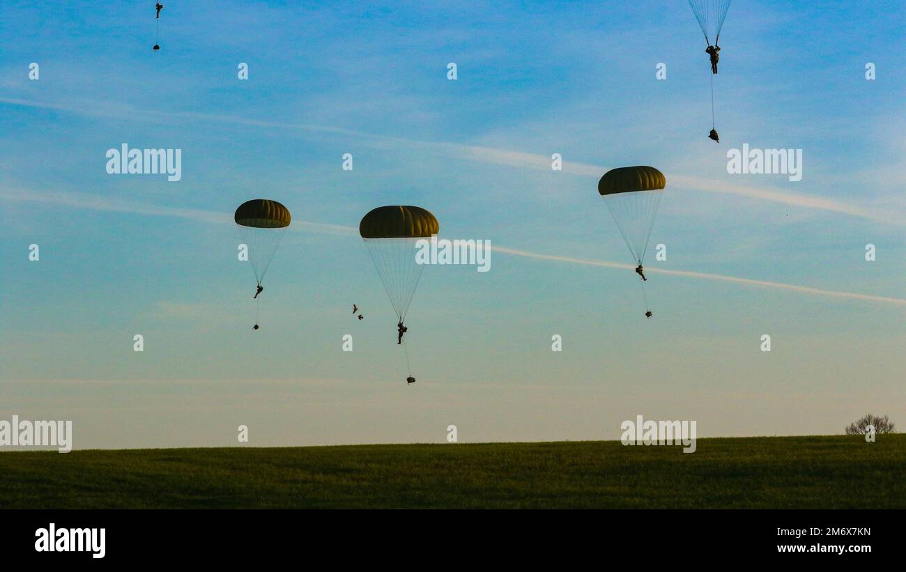 German and Dutch paratroopers display Airborne tactical training at the ...