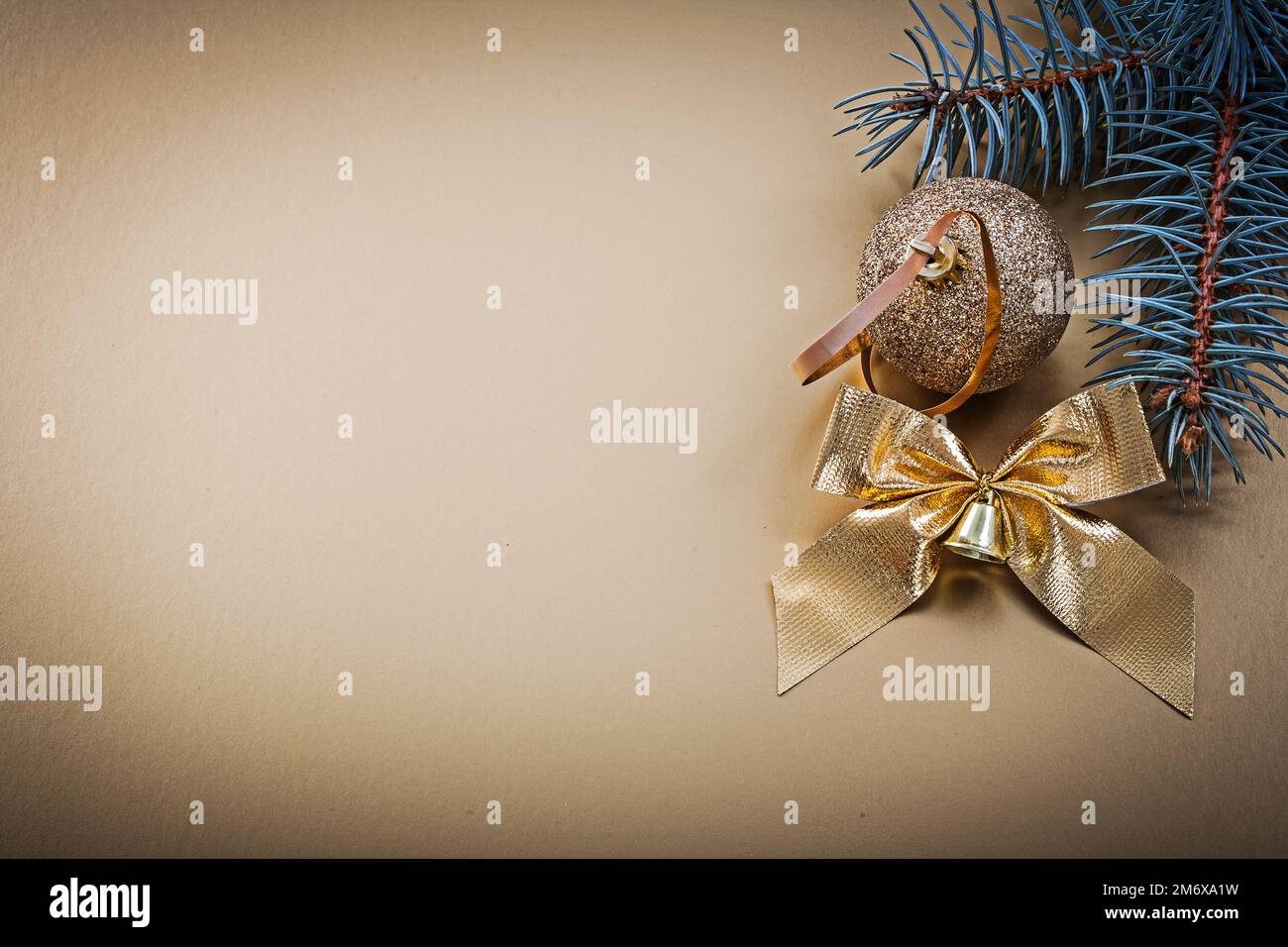 Golden ball bow pine hi-res stock photography and images - Alamy