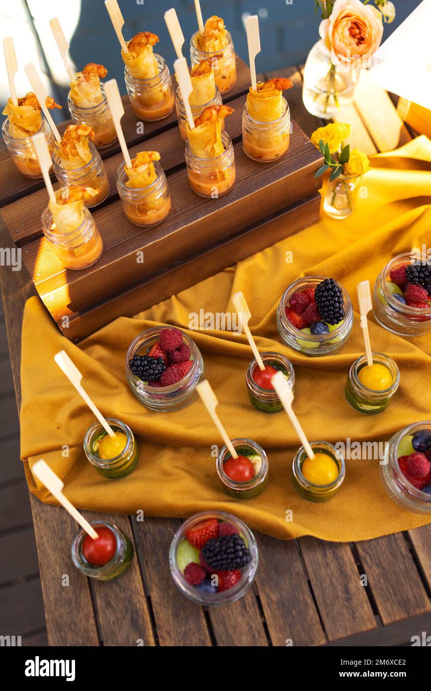 Outdoor cocktail reception hi-res stock photography and images - Alamy