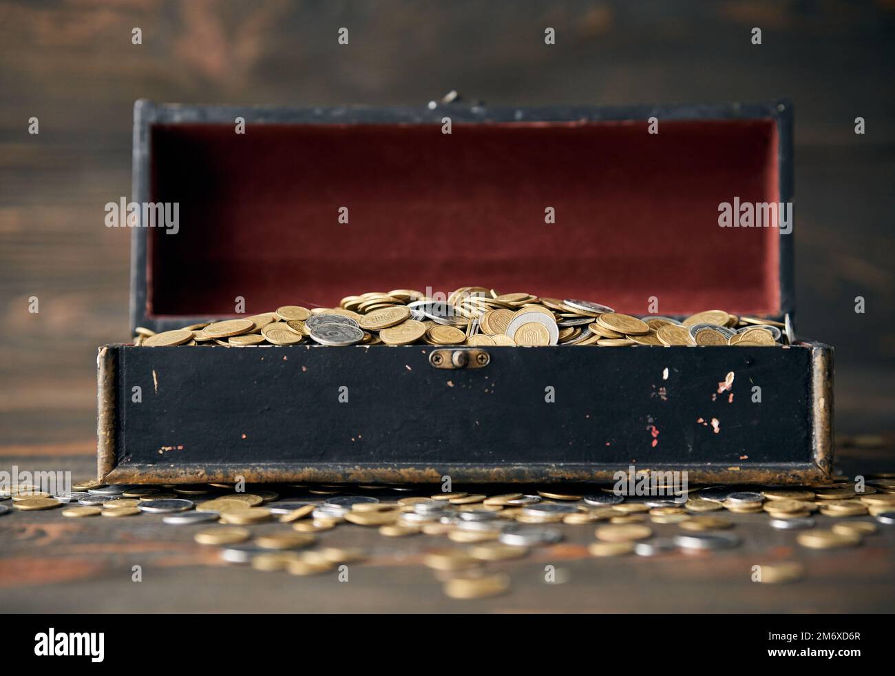 Open treasure chest filled with pile of coins Stock Photo - Alamy