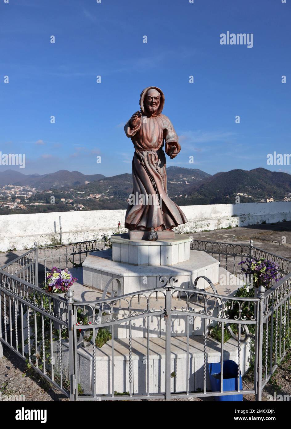 Dragonea - Statua di San Pio sul sagrato della Chiesa di San Pietro e ...
