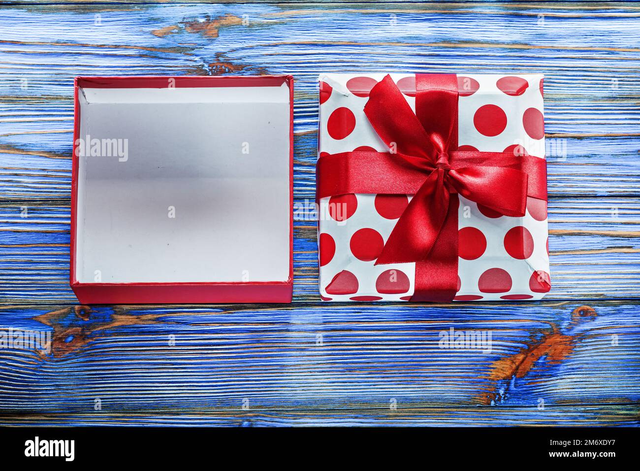 Empty present hi-res stock photography and images - Alamy