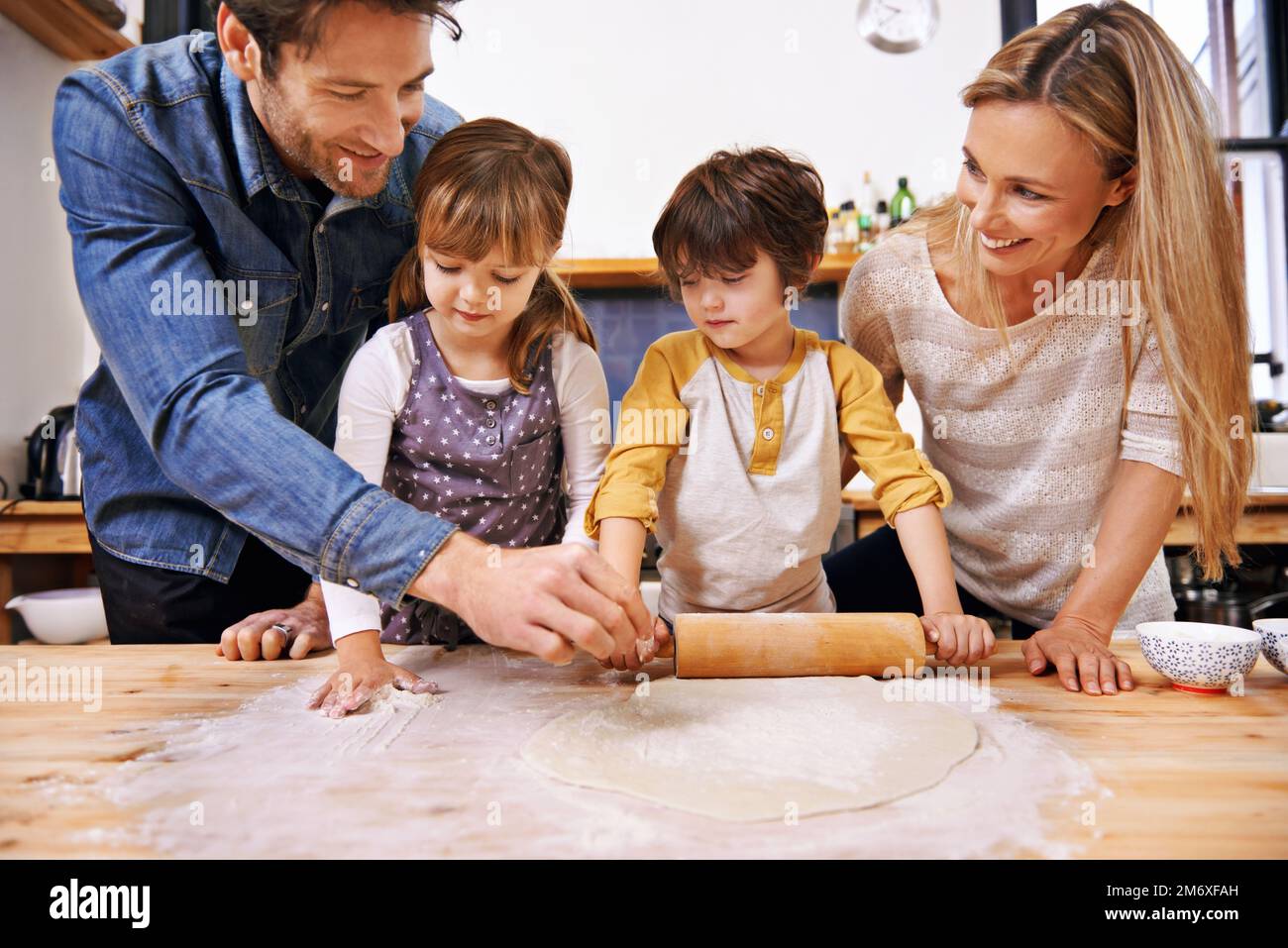 Kids making pizza hi-res stock photography and images - Alamy