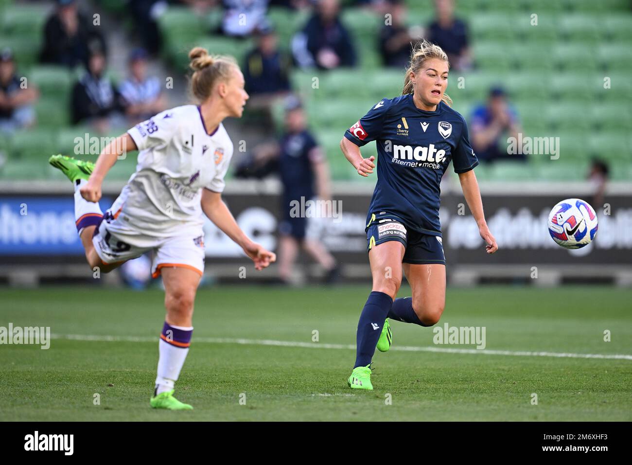 Sarah Rowe of Melbourne Victory (right) in action during the A-League ...