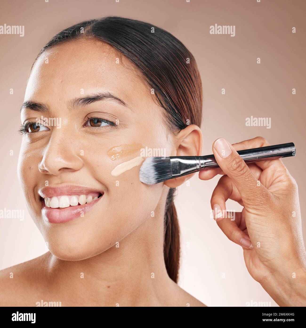 Woman foundation shades hi-res stock photography and images - Alamy