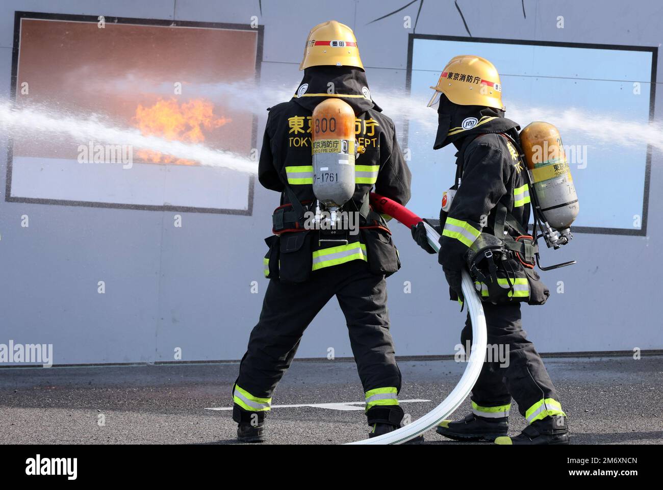 Tokyo, Japan. 6th Jan, 2023. Fire fighters demonstrate to spray water ...