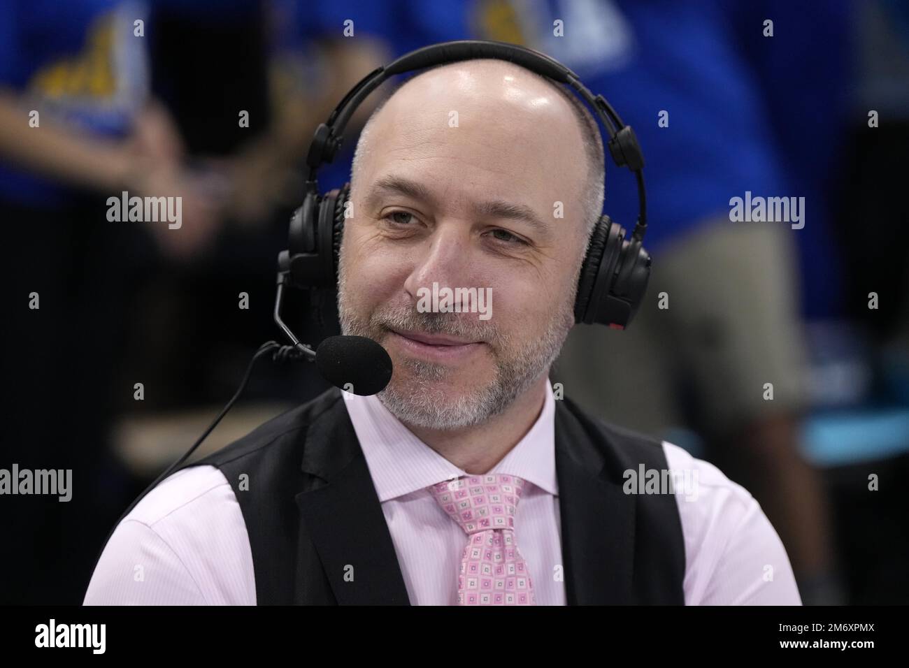 ESPN play-by-play announcer Dave Pasch during an NCAA college ...