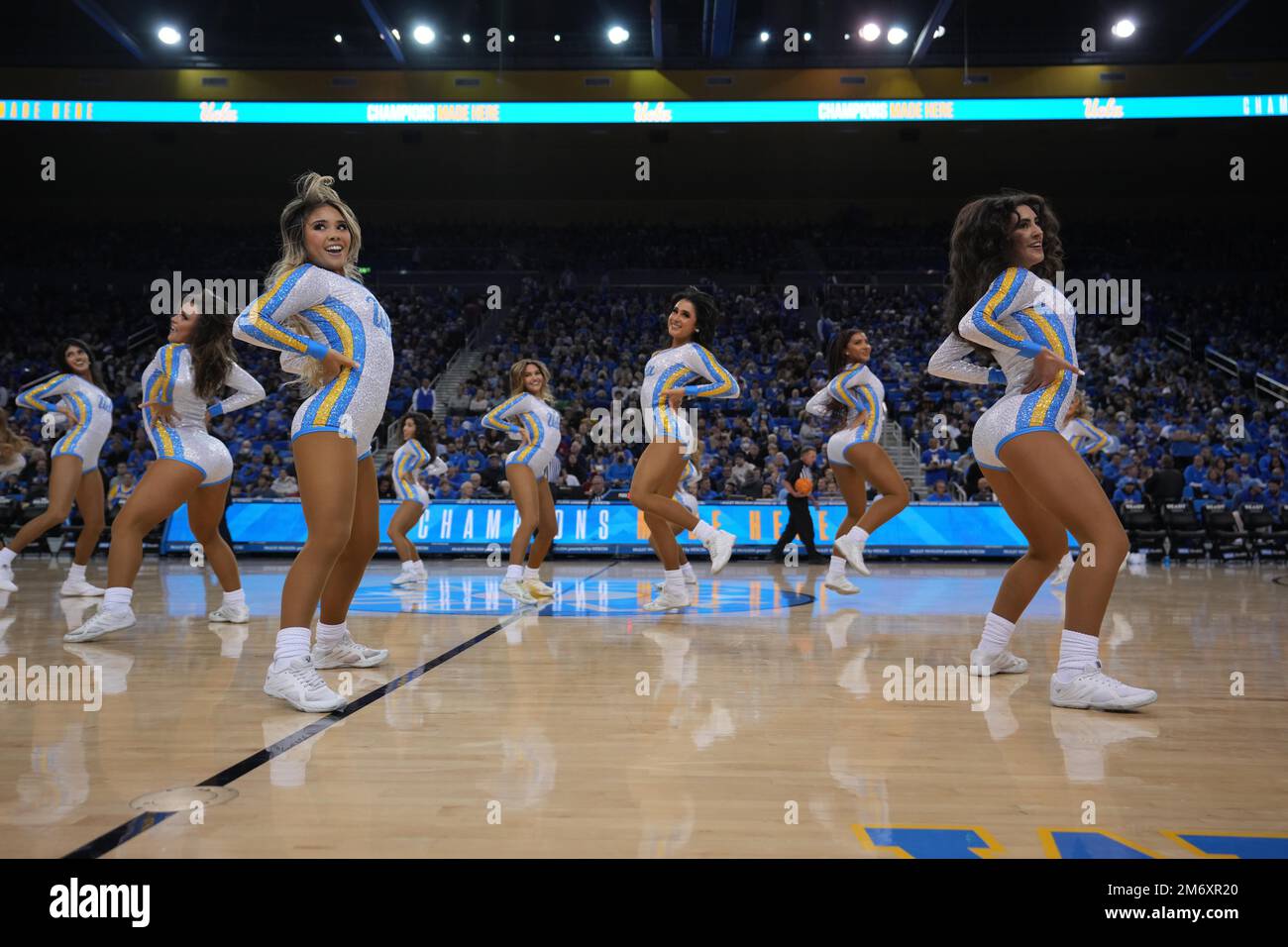 Ucla cheerleaders hi-res stock photography and images - Alamy