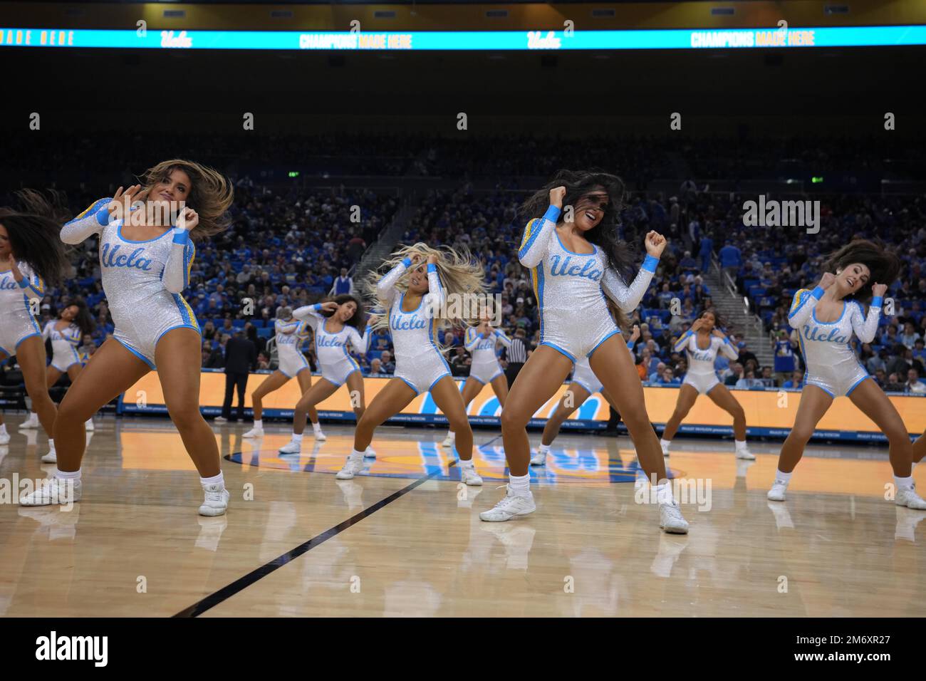 Ucla cheerleaders hi-res stock photography and images - Alamy