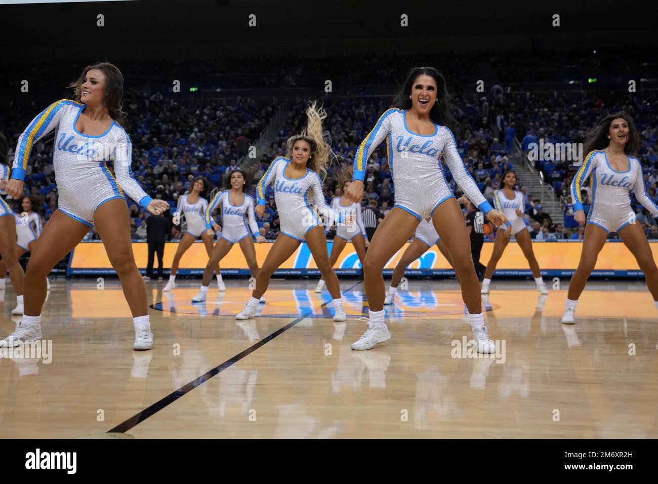 Ucla cheerleaders hi-res stock photography and images - Alamy