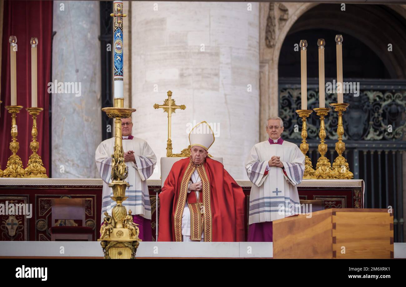 Vatikanstadt, Vatican. 05th Jan, 2023. Pope Francis (M) attends the ...
