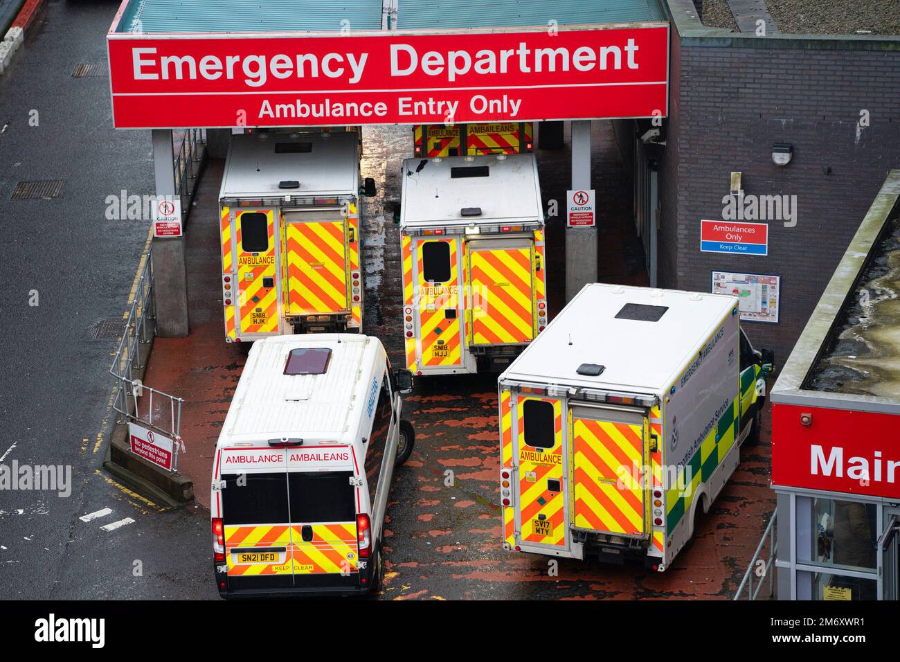 Ambulance at a&e hi-res stock photography and images - Alamy