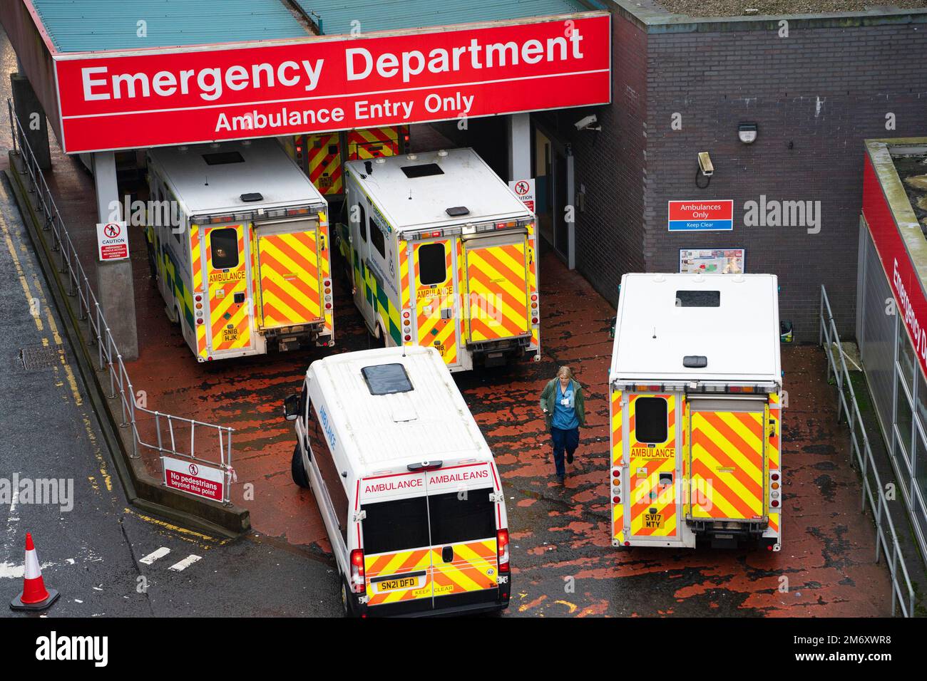 Nhs crisis ambulance queue hi-res stock photography and images - Alamy