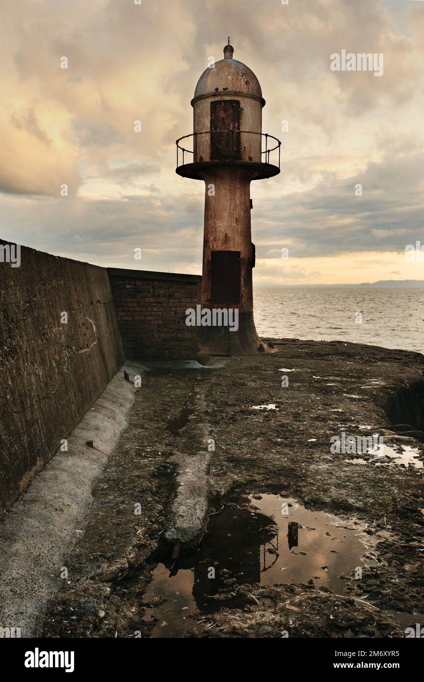 Lighthouse beacon at Burntisland harbour arm Stock Photo - Alamy