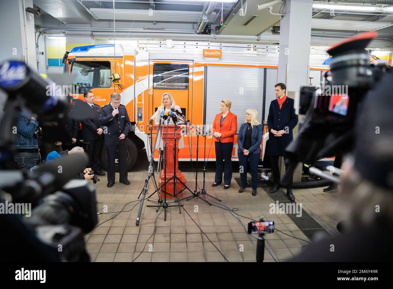 Berlin, Germany. 06th Jan, 2023. Nancy Faeser (SPD, at lectern, l-r ...