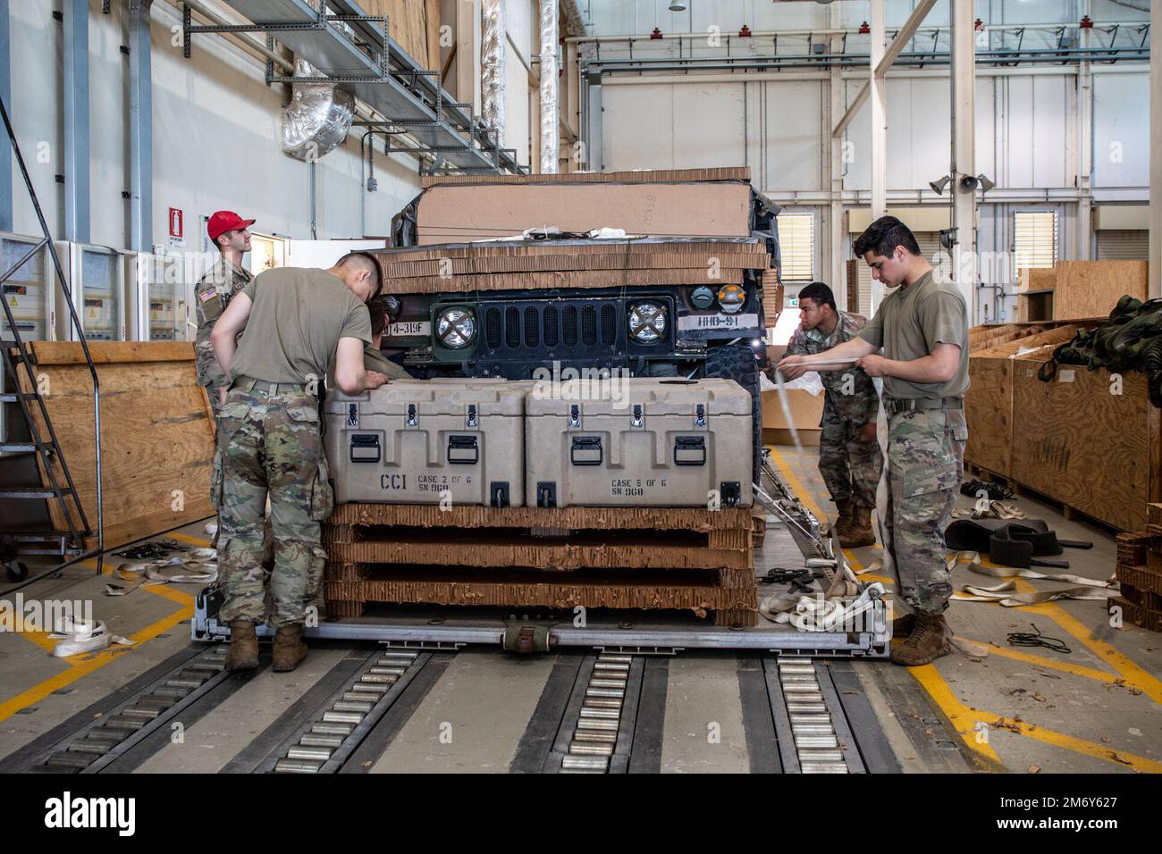 173rd Airborne Brigade Soldiers rigging M119 Howitzer and M1097R1 ...