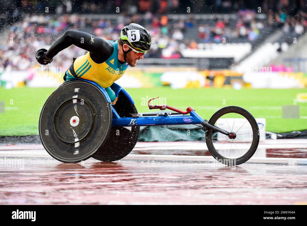 Kurt Fearnley wheelchair athlete competing in wet 5000m T54 final at ...