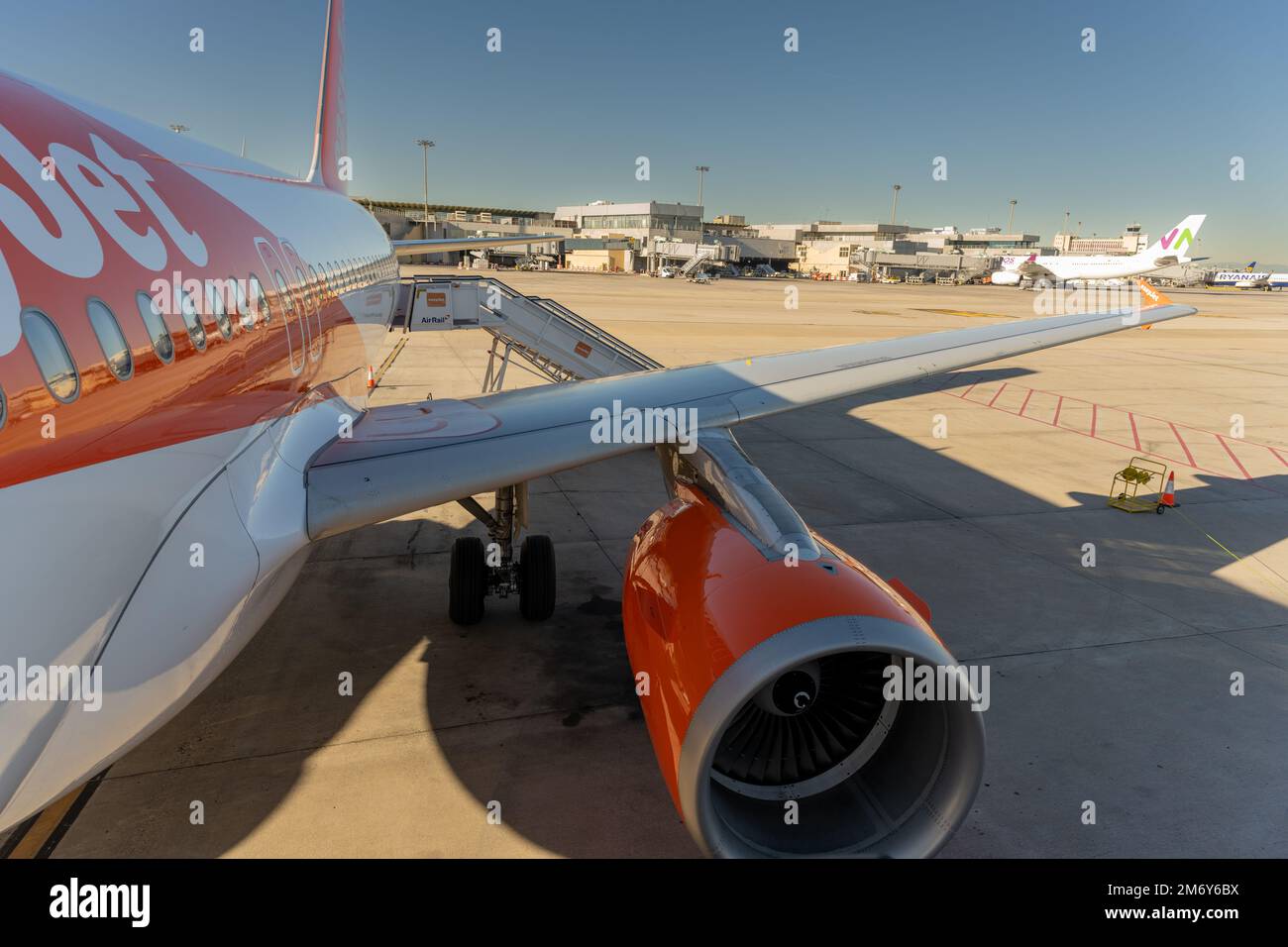 plane wing and engine Easyjet on tarmac Stock Photo - Alamy