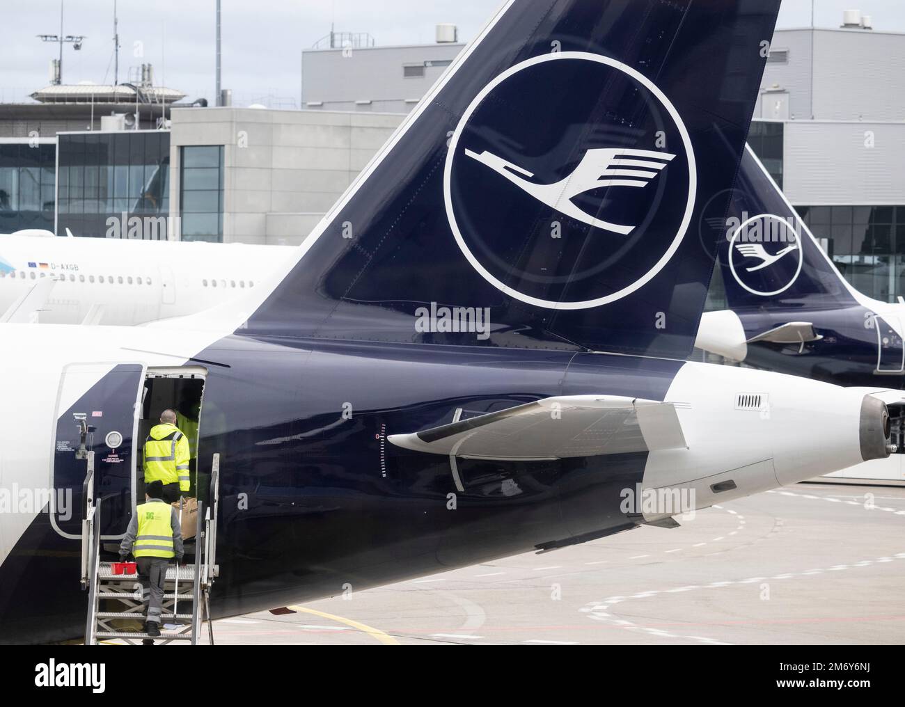 06 January 2023, Hessen, Frankfurt/Main: A Lufthansa passenger plane ...