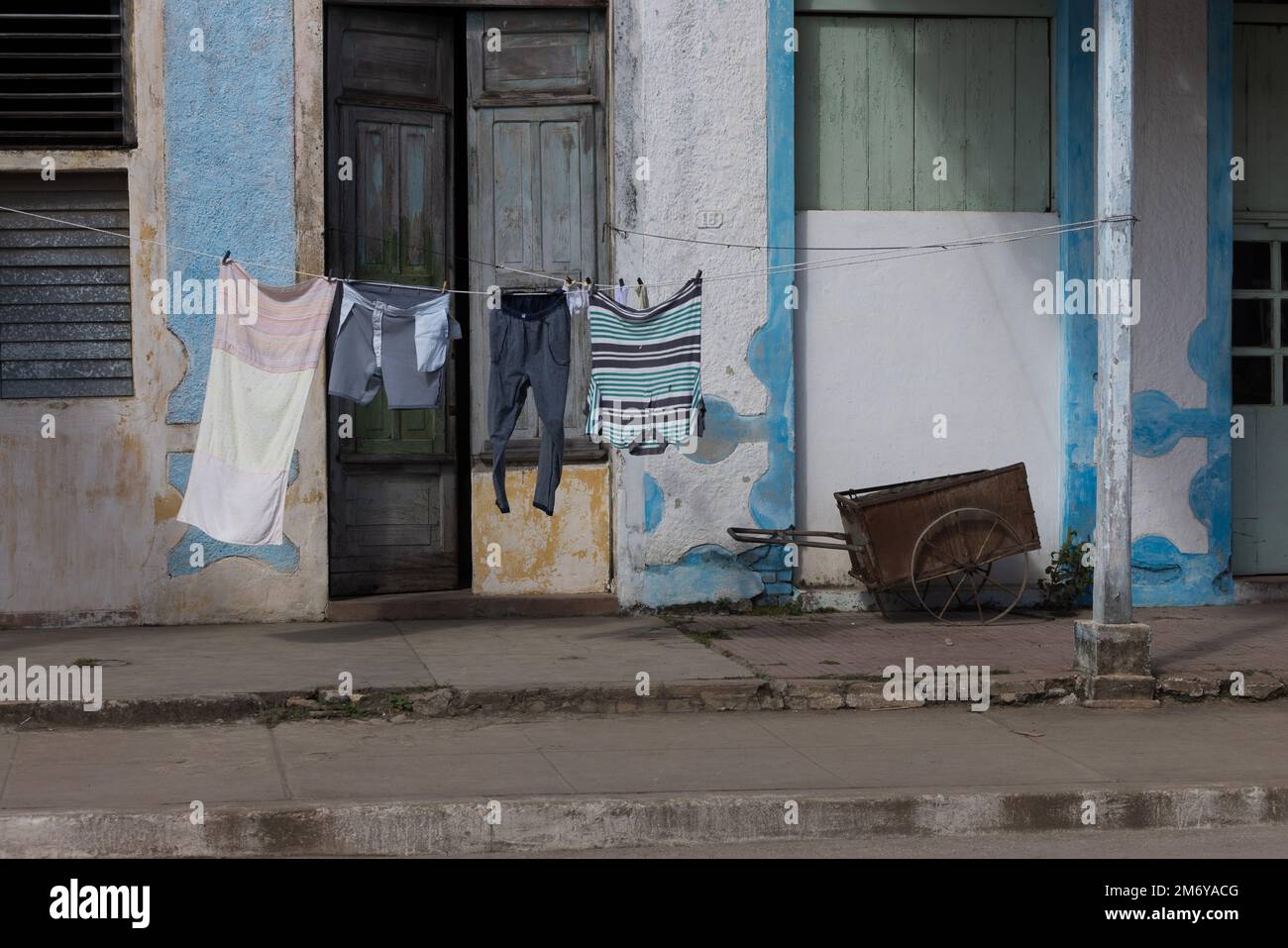 washed clothes on a clothing line sun dryed Stock Photo - Alamy