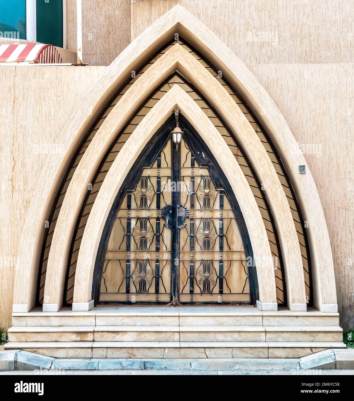 Front doors arch hi-res stock photography and images - Alamy